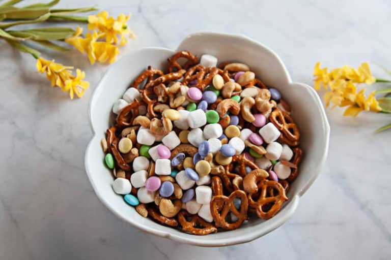How to Make the Easiest Spring Snack Mix - 5 Minutes for Mom