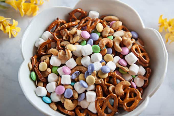 How to Make the Easiest Spring Snack Mix - 5 Minutes for Mom