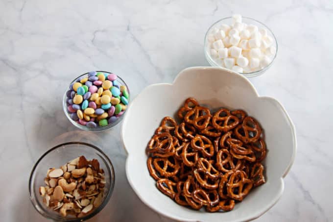 How to Make the Easiest Spring Snack Mix - 5 Minutes for Mom